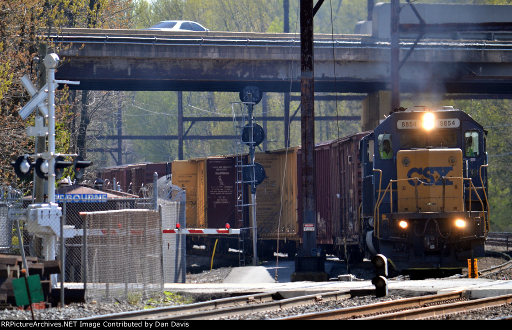 CSX SD40-2 8854 leads Q418-25